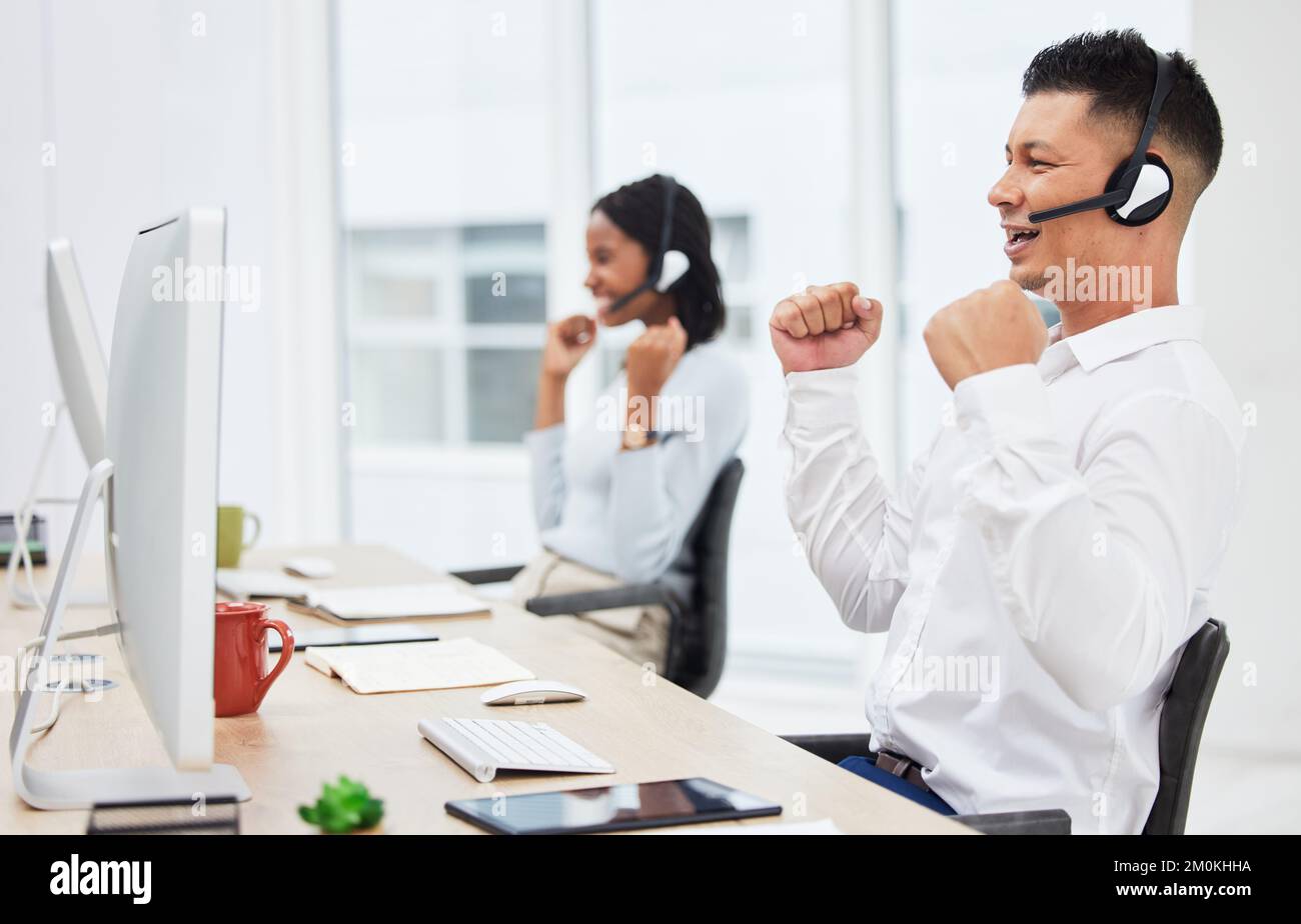 Customer service man hi-res stock photography and images - Alamy