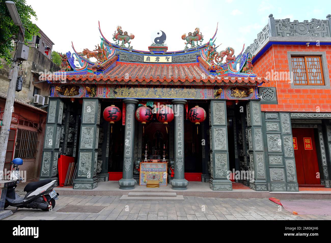 Puji Temple (a Taoist temple with ornate rooftop carvings) in Tainan ...