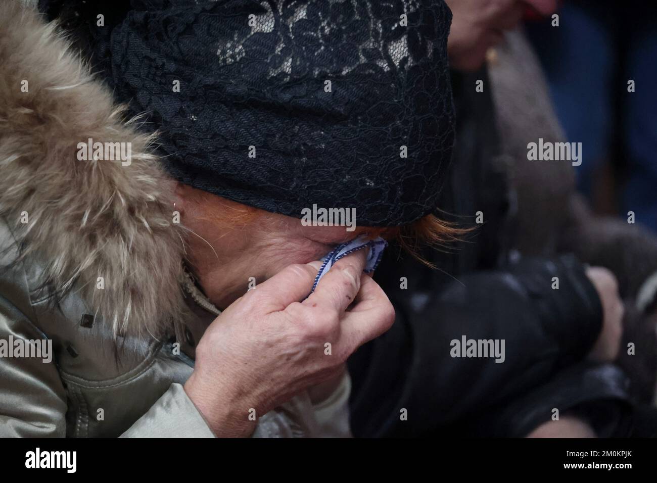 Non Exclusive: KHARKIV, UKRAINE - DECEMBER 6, 2022 - A relative grieves at the coffin with the ...