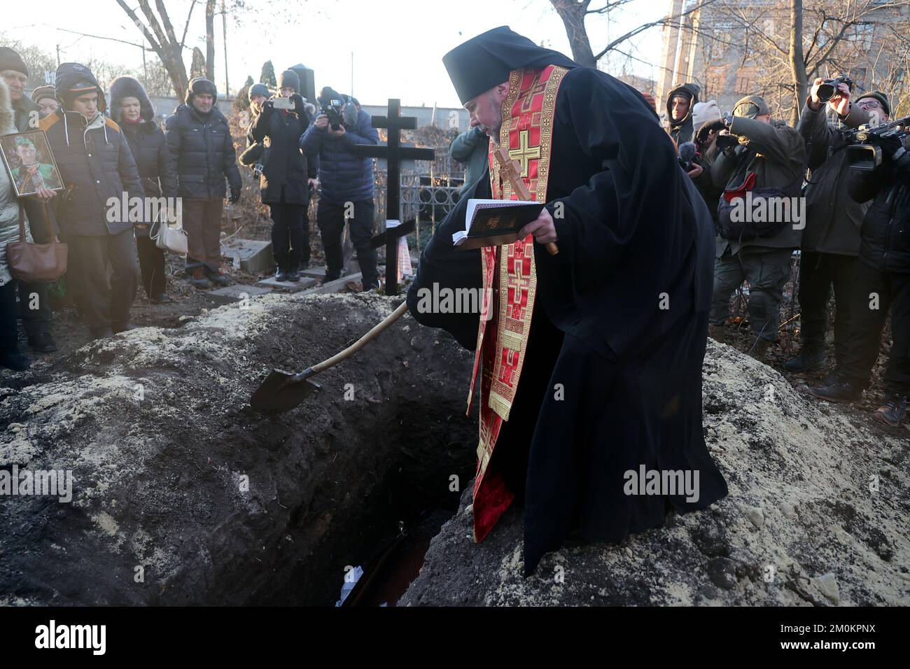 Non Exclusive: KHARKIV, UKRAINE - DECEMBER 6, 2022 - A priest conducts ...