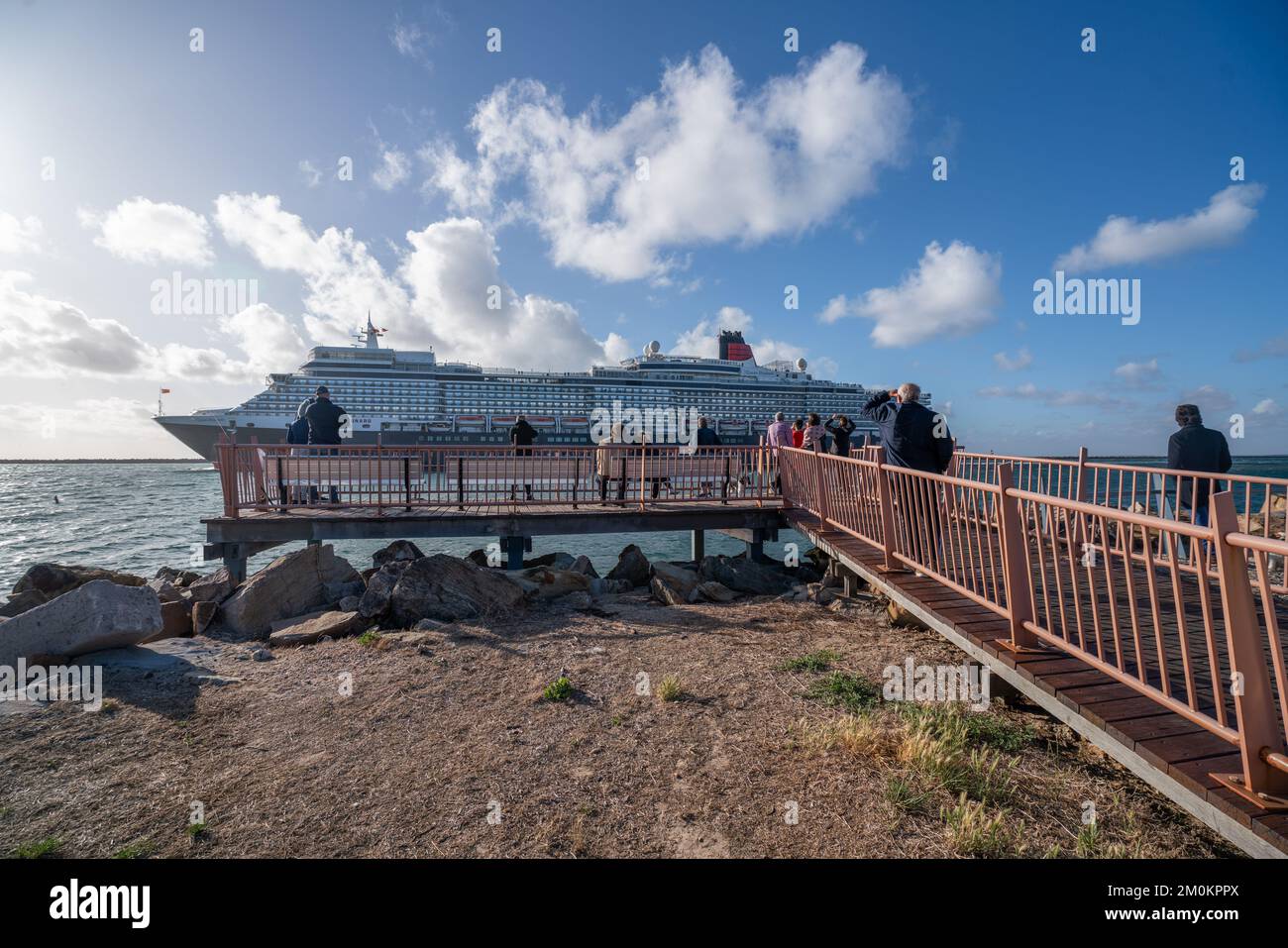 Adelaide, Australia. 7 December 2022. Onlookers viewing the RMS Queen ...