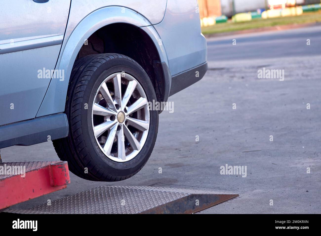 Replacing and repairing a car wheel at a tire station Stock Photo - Alamy