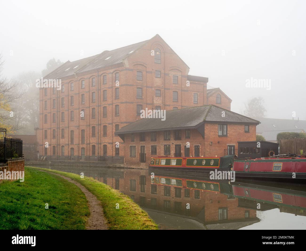 A cold misty winter morning on the Grand Union canal, Blisworth ...