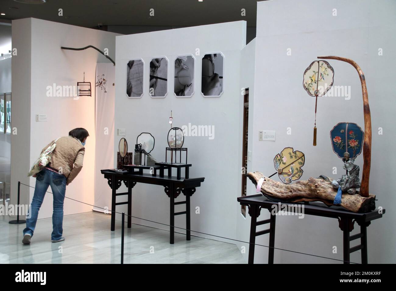 Audiences are visiting the Suzuo Crafts Exhibition held at the Museum ...