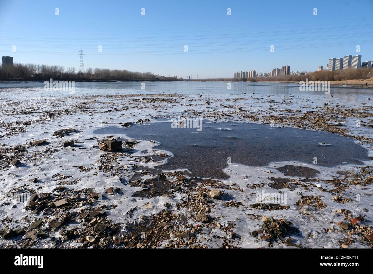 During the Daxue solar term, the Hun River began to freeze in Shenyang ...