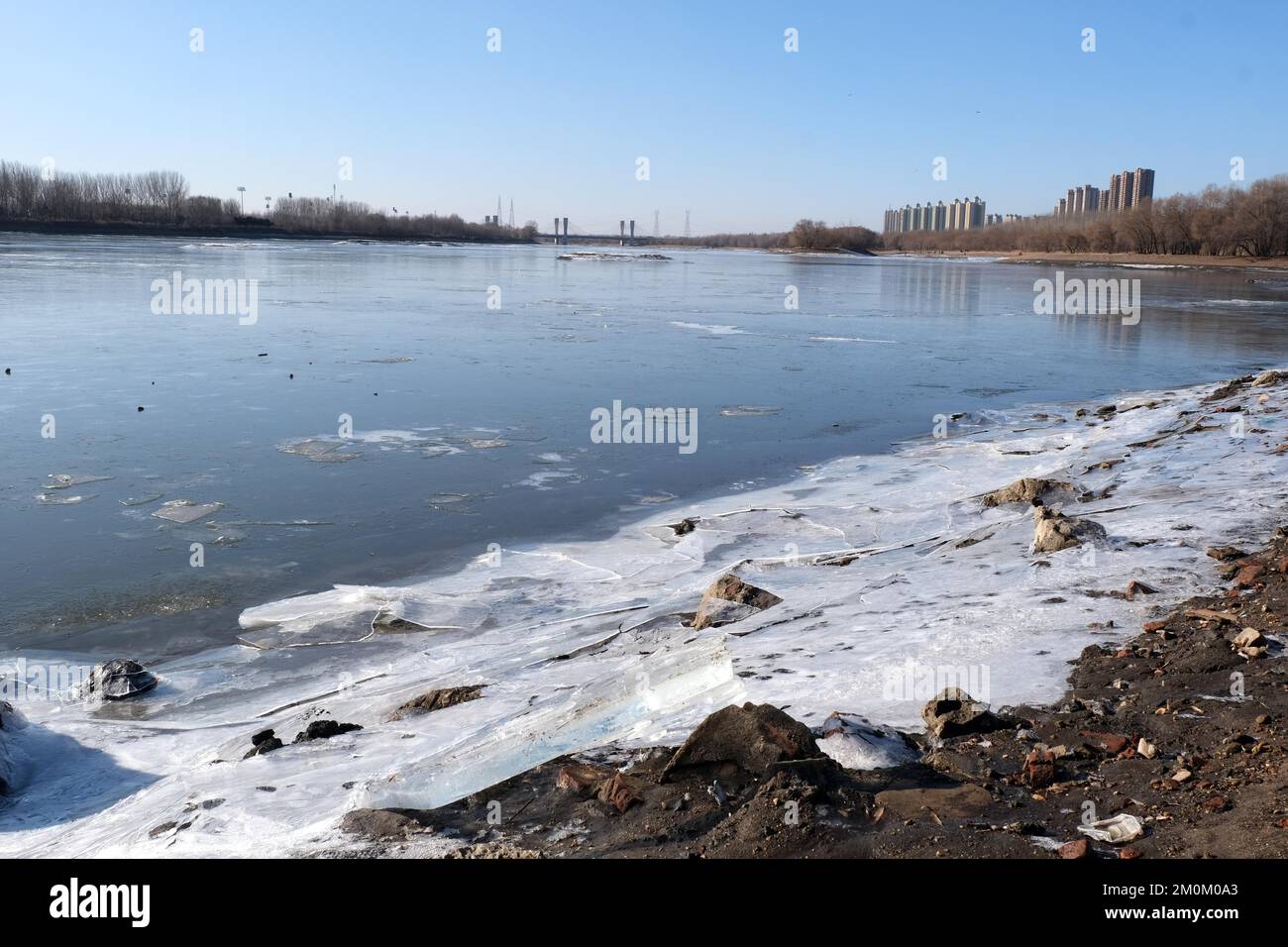 During the Daxue solar term, the Hun River began to freeze in Shenyang ...