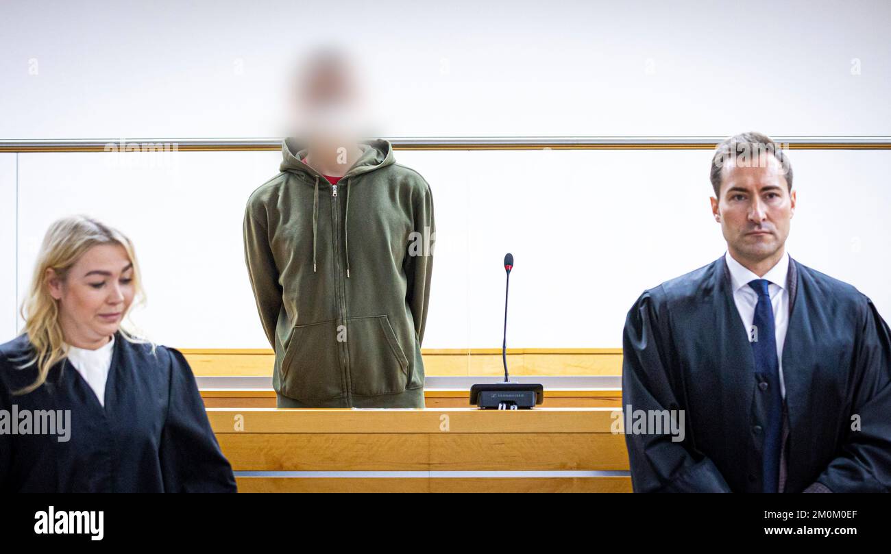 Hanover, Germany. 07th Dec, 2022. The defendant (M) stands between his ...