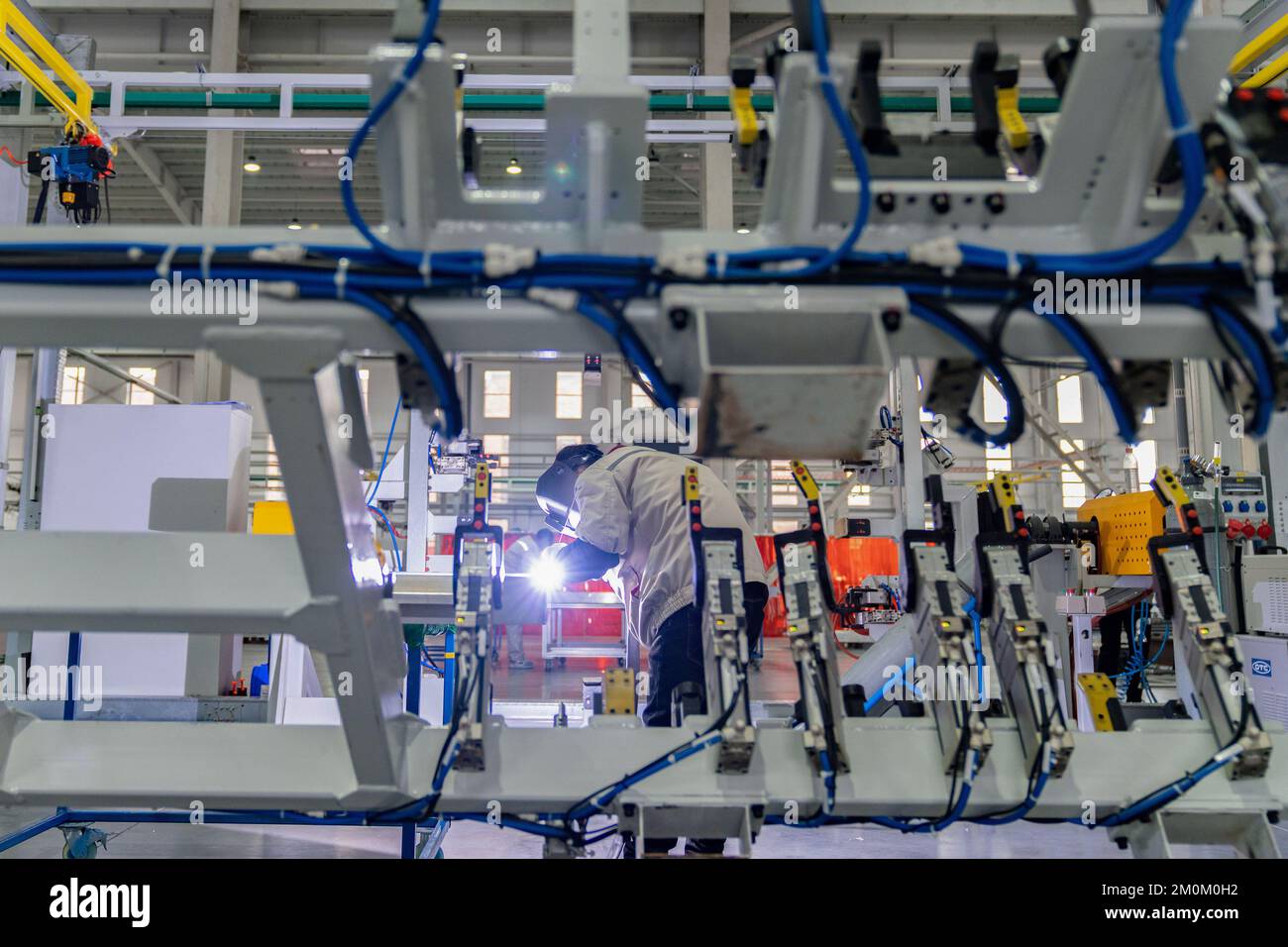 HEFEI, CHIAN - DECEMBER7, 2022 - A worker works in front of a repair ...