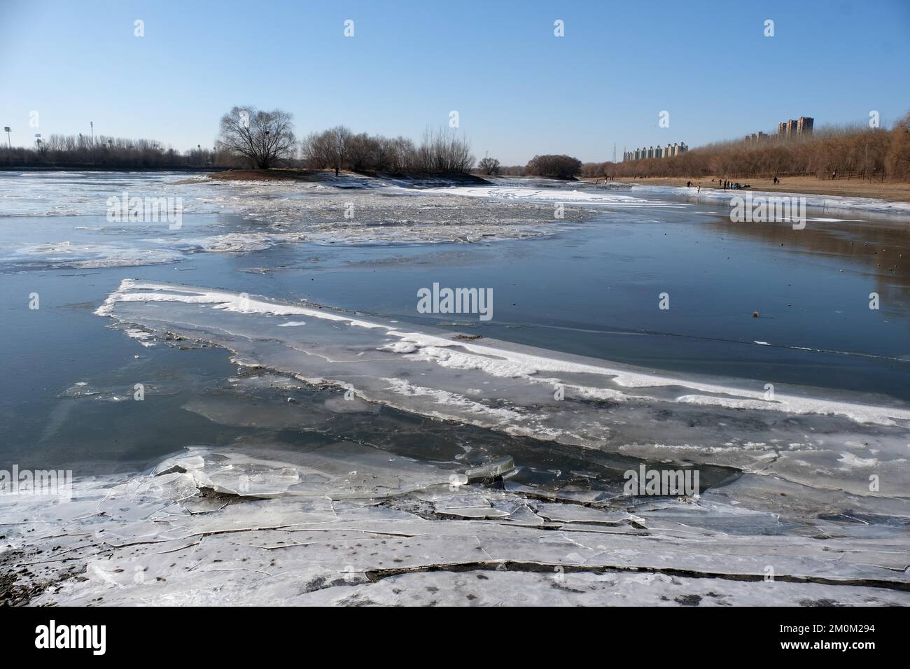 During the Daxue solar term, the Hun River began to freeze in Shenyang ...