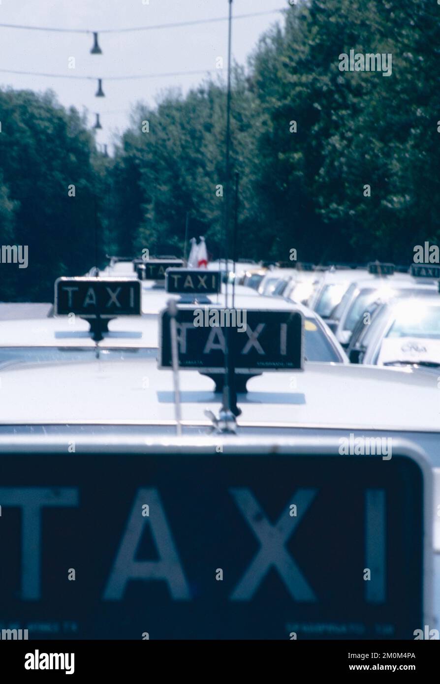 Rome cabs hi-res stock photography and images - Alamy