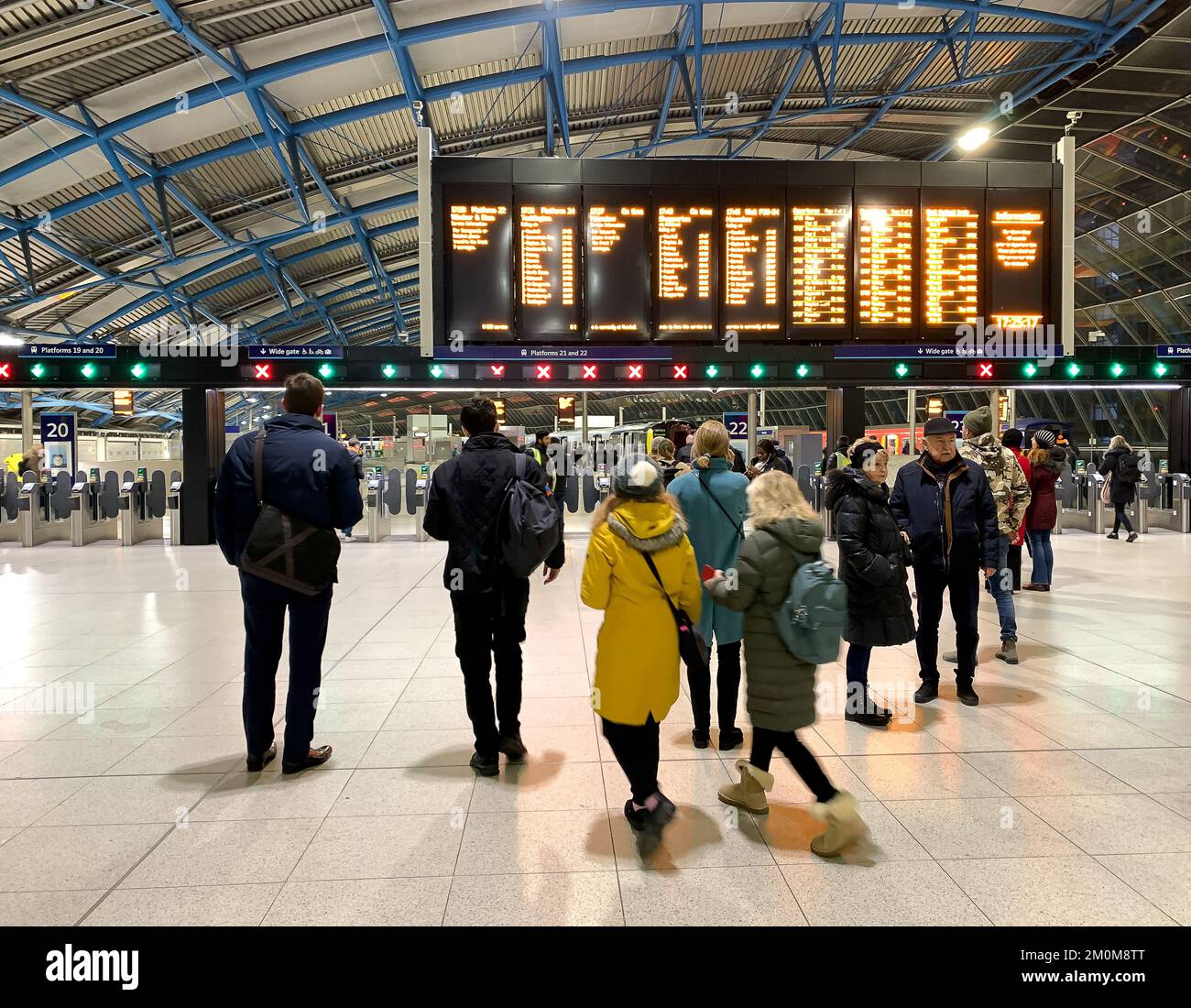 6th December, 2022. London Waterloo, UK. Commuters at Waterloo Railway ...