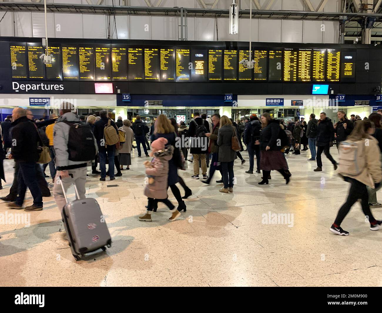 6th December, 2022. London Waterloo, UK. Commuters at Waterloo Railway ...
