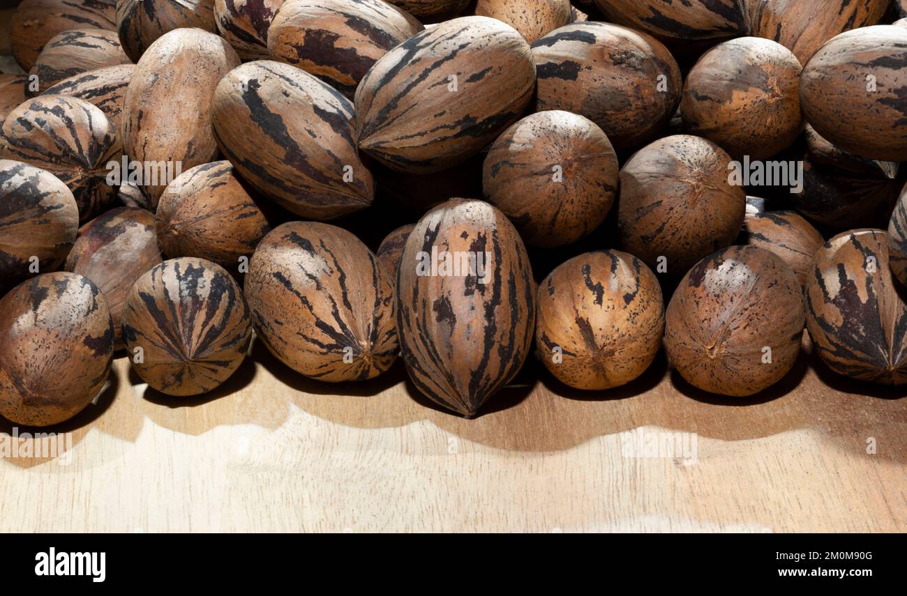 Big harvest of unshelled pecans on a wood table Stock Photo - Alamy