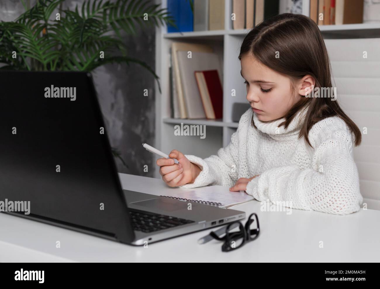 Girl elearning hi-res stock photography and images - Alamy