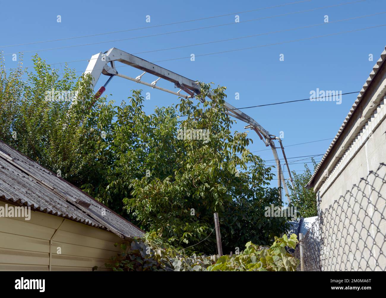 Boom elbow of ready mix truck mounted concrete pump with hydraulic lift ...