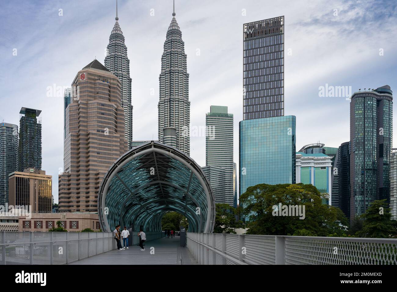The pedestrian bridge Pintasan Saloma with Petronas Towers in ...