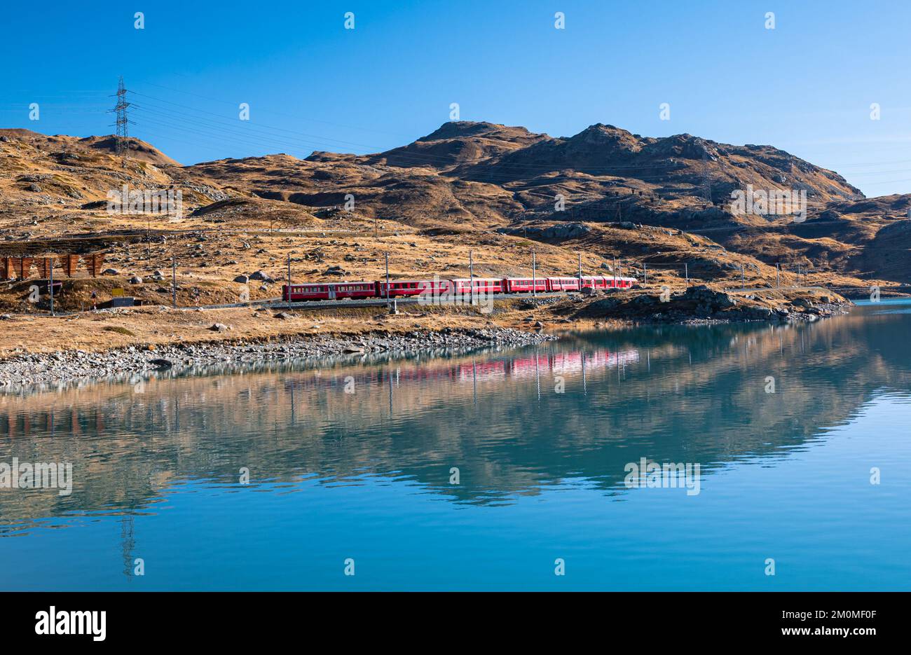 er 2022: Red train in the Swiss Alps of railway company Rhaetian ...