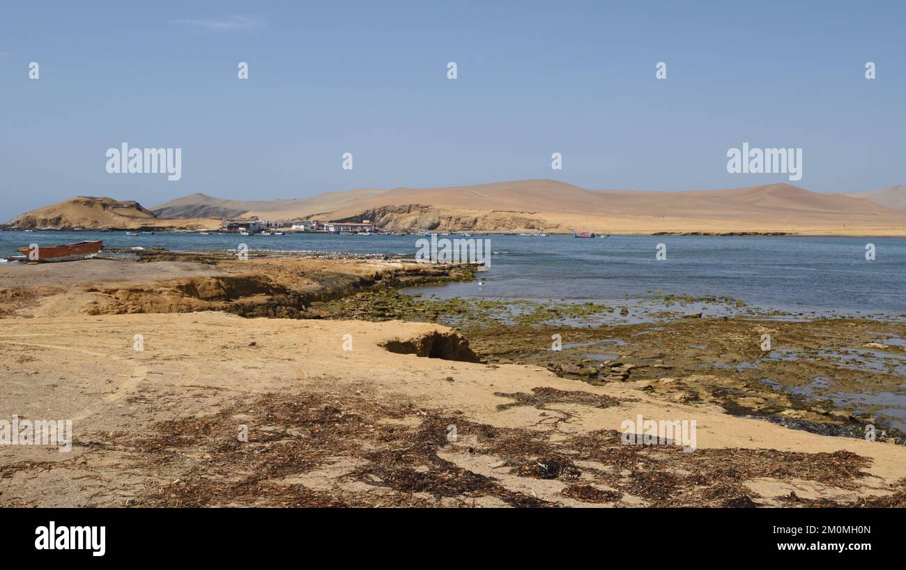 Extraordinary reddish desert landscape along the Pacific coast of Peru ...