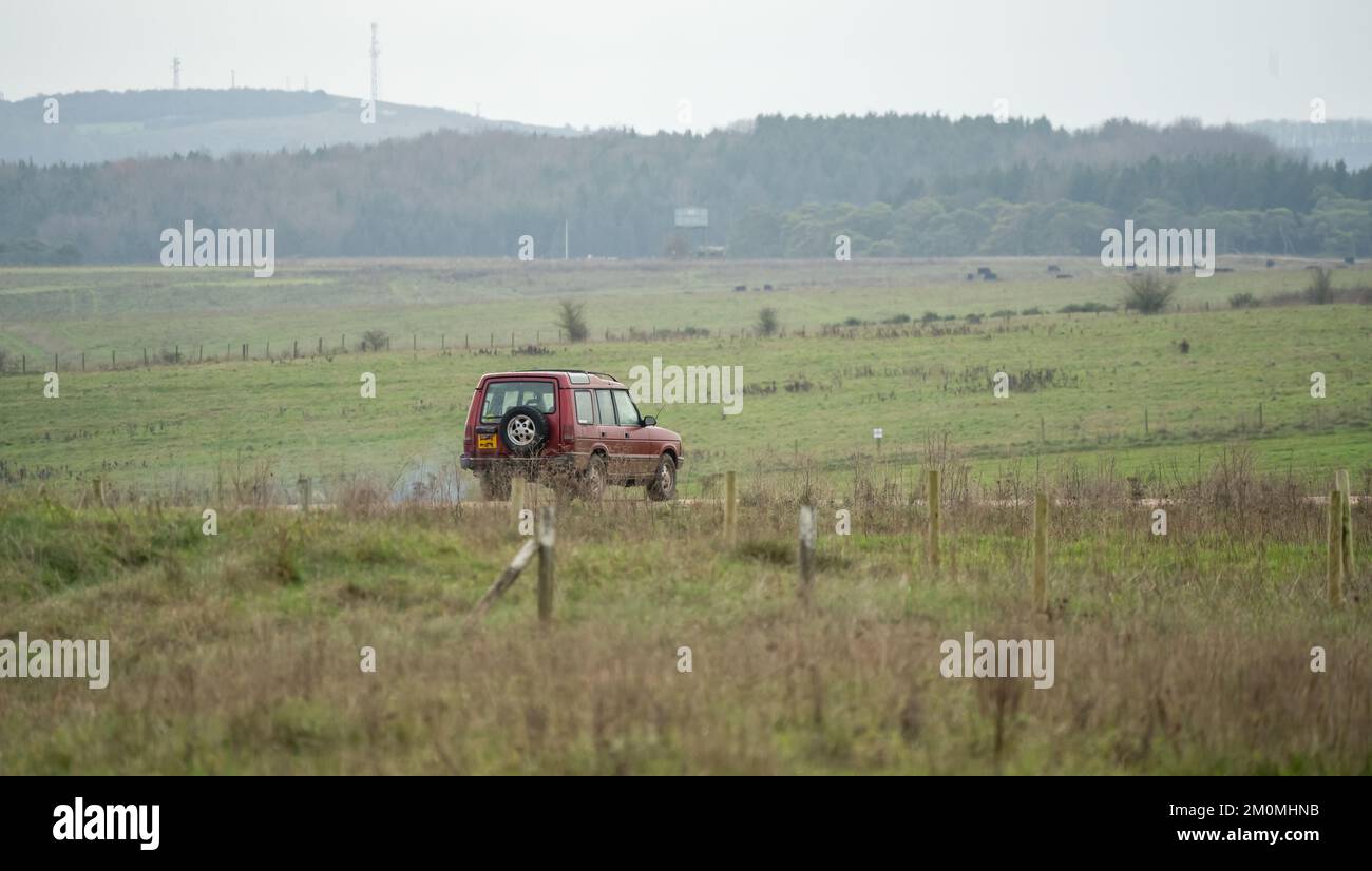 land rover discovery 4x4 off-road vehicle being driven along a mud ...
