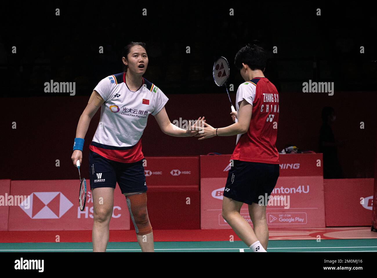 Bangkok, Thailand. 07th Dec, 2022. Zhang Shu Xian (R) and Zheng Yu (L ...