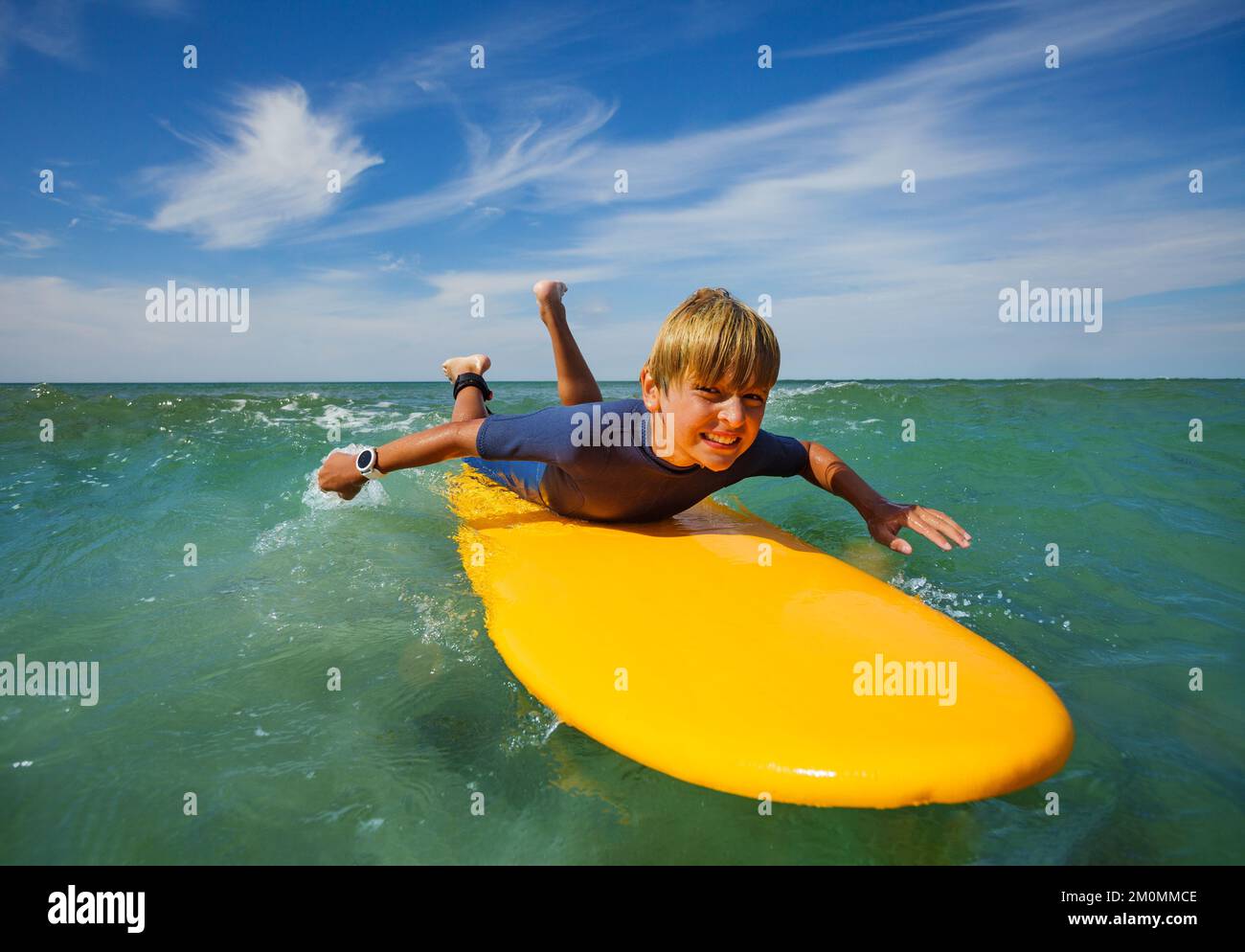 Children learning to paddle board hi-res stock photography and images ...