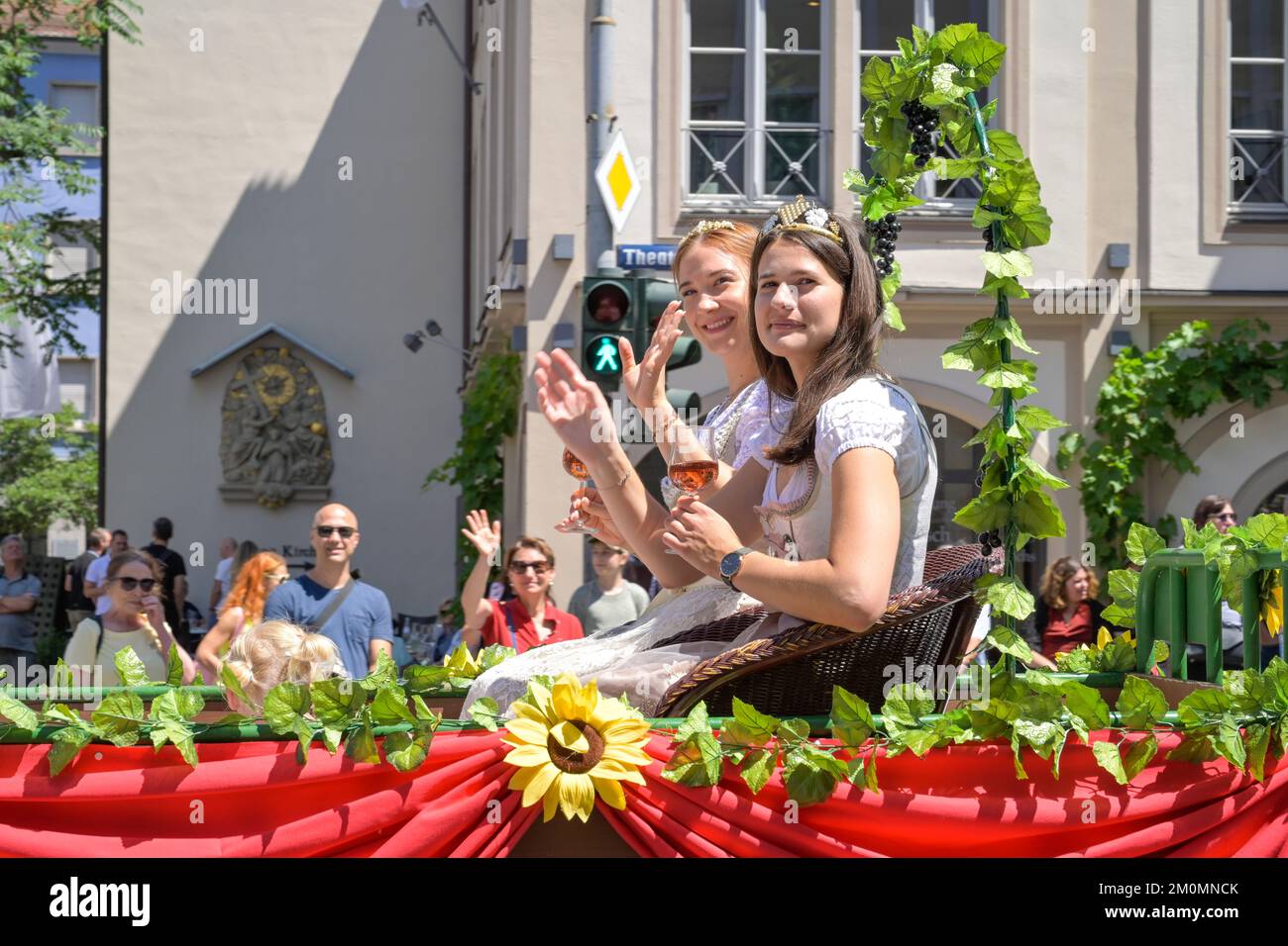 Weinköniginnen, Umzug Kiliani Volksfest, Theaterstraße, Würzburg ... Weinköniginnen, Umzug Kiliani Volksfest, Theaterstraße, Würzburg ...