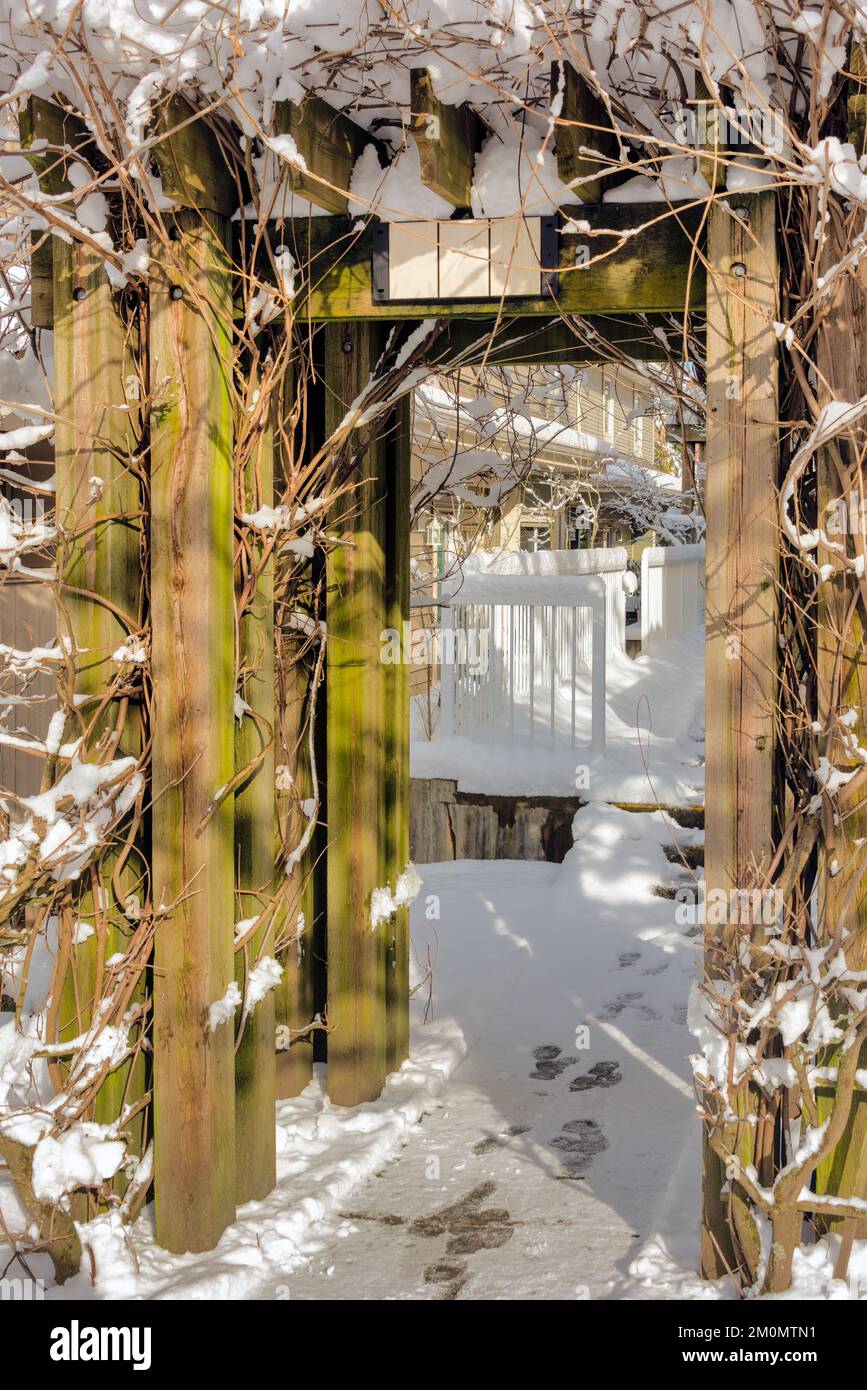Wooden gate in snow hi-res stock photography and images - Alamy