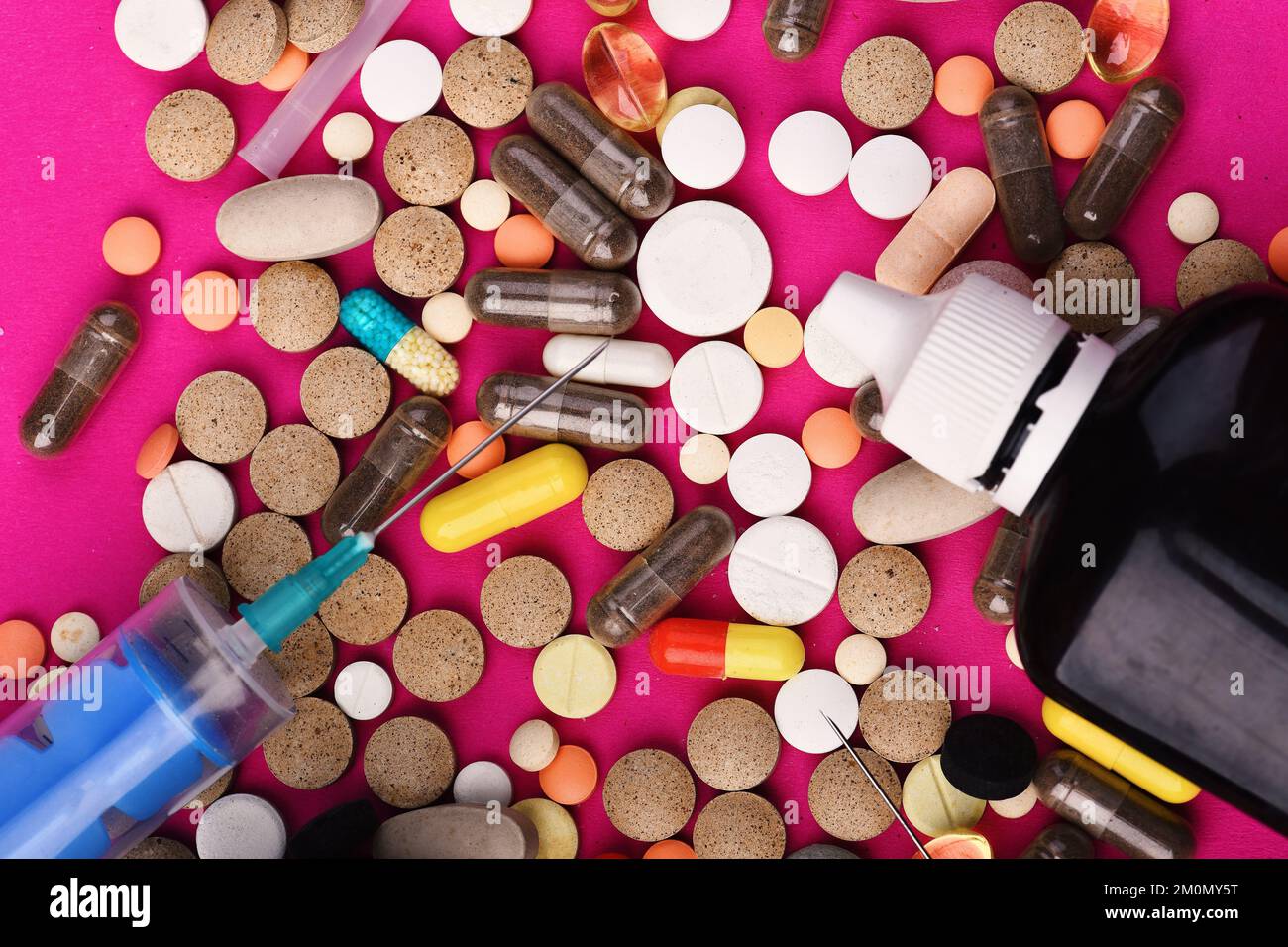 Frame made of round pills and capsules put all over Stock Photo - Alamy