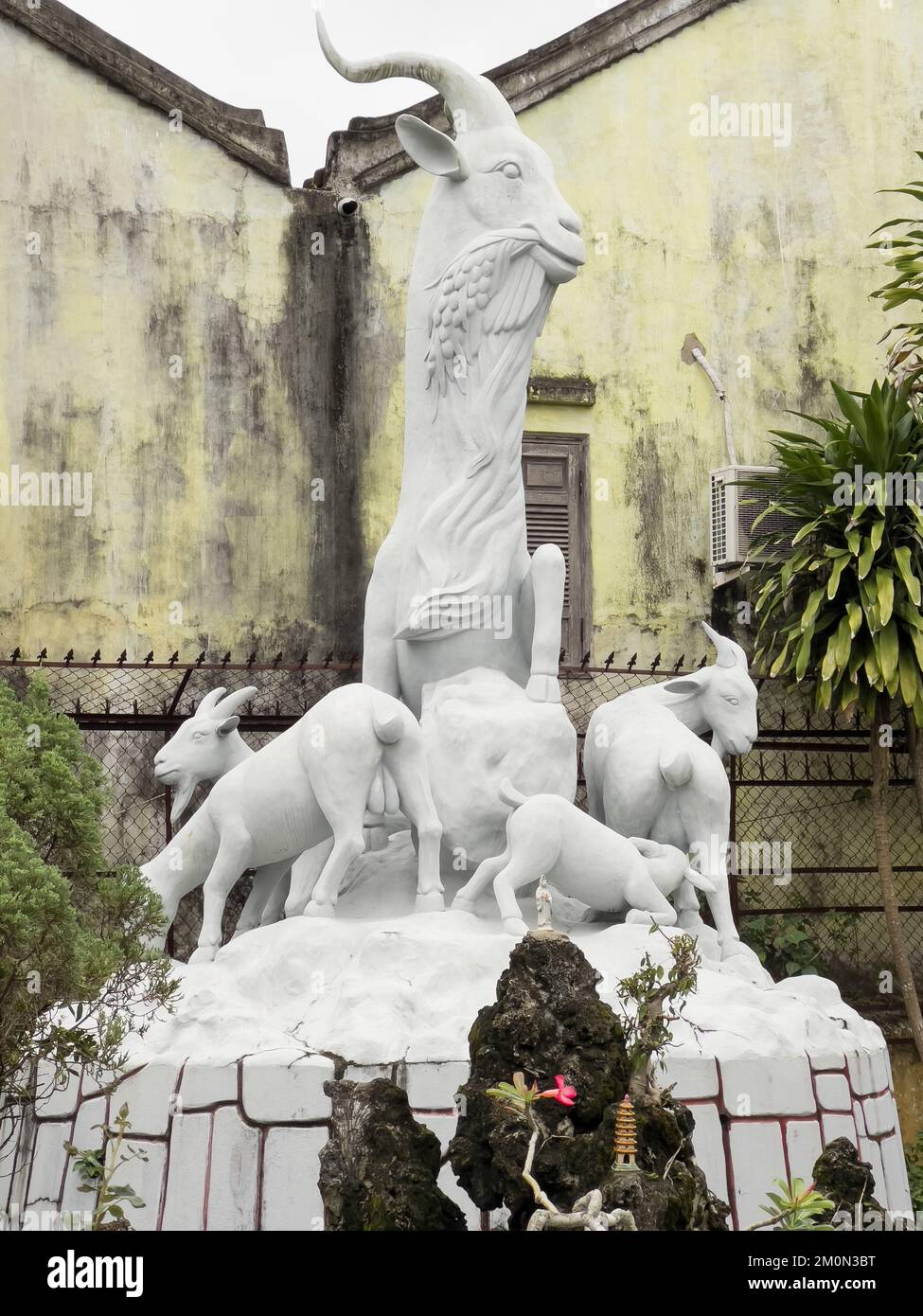 White goat statue hi-res stock photography and images - Alamy