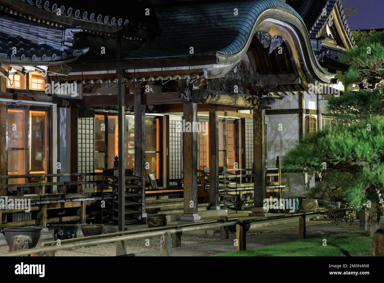 Entrance to traditional Japanese temple at night Stock Photo - Alamy