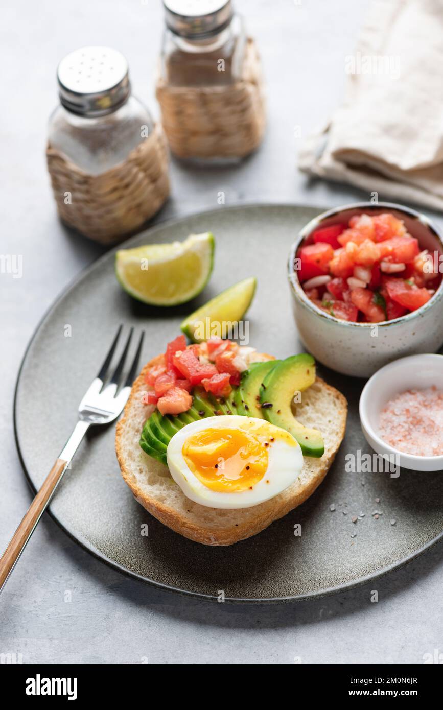 Egg avocado salsa toast hi-res stock photography and images - Alamy