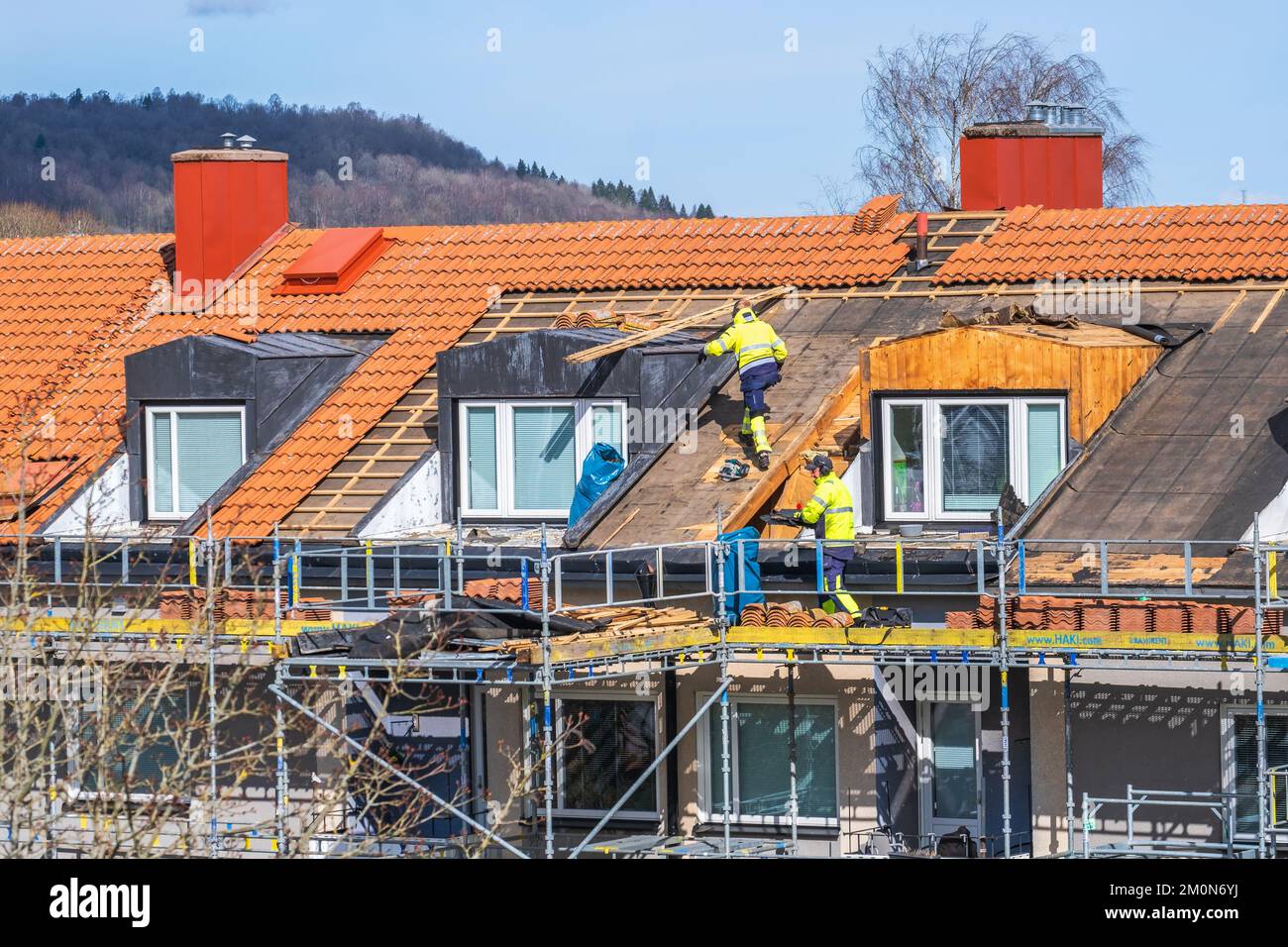 Scaffold workman working scaffolding building hi-res stock photography ...