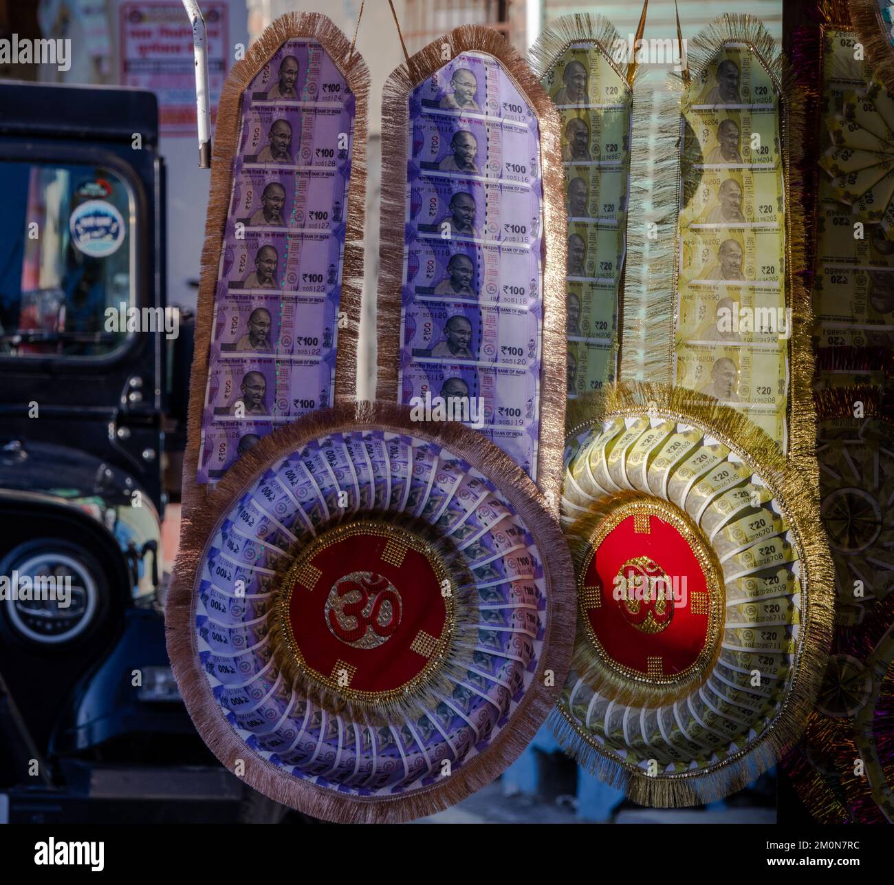 Garland made of Indian currency notes Stock Photo - Alamy