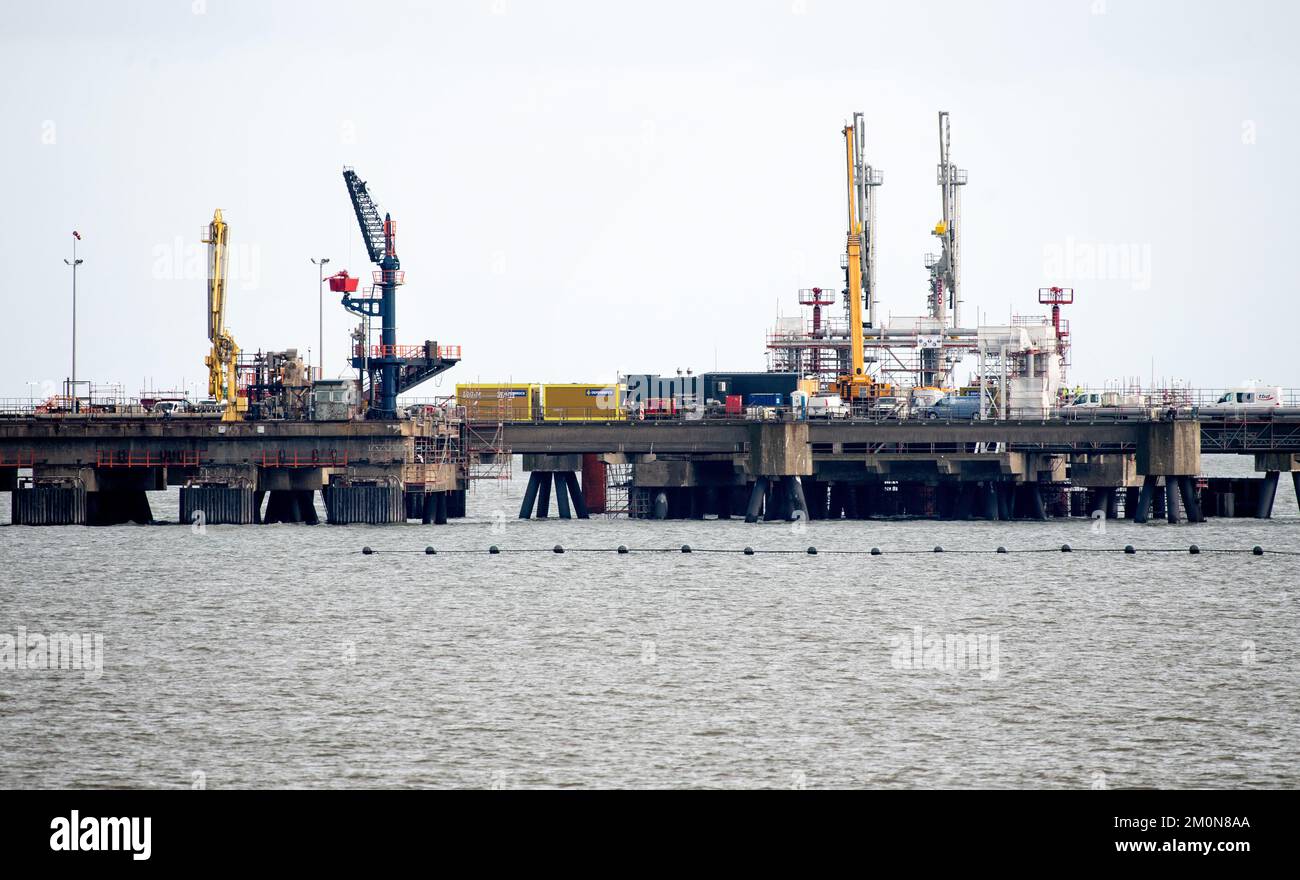 Wilhelmshaven, Germany. 07th Dec, 2022. Technical equipment and a crane ...