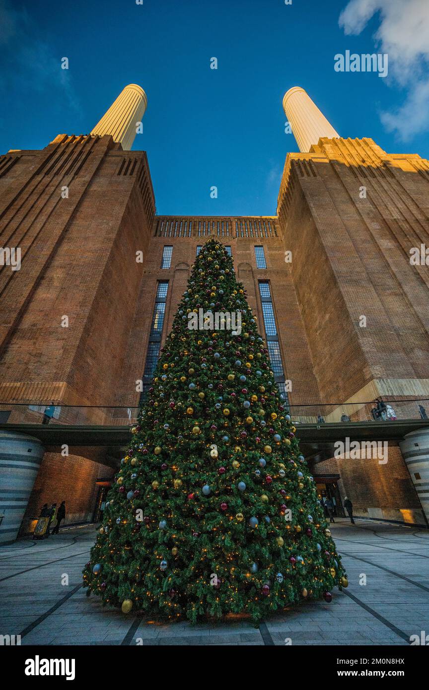 London, UK. 6th Dec, 2022. The Christmas tree between the flats and the ...