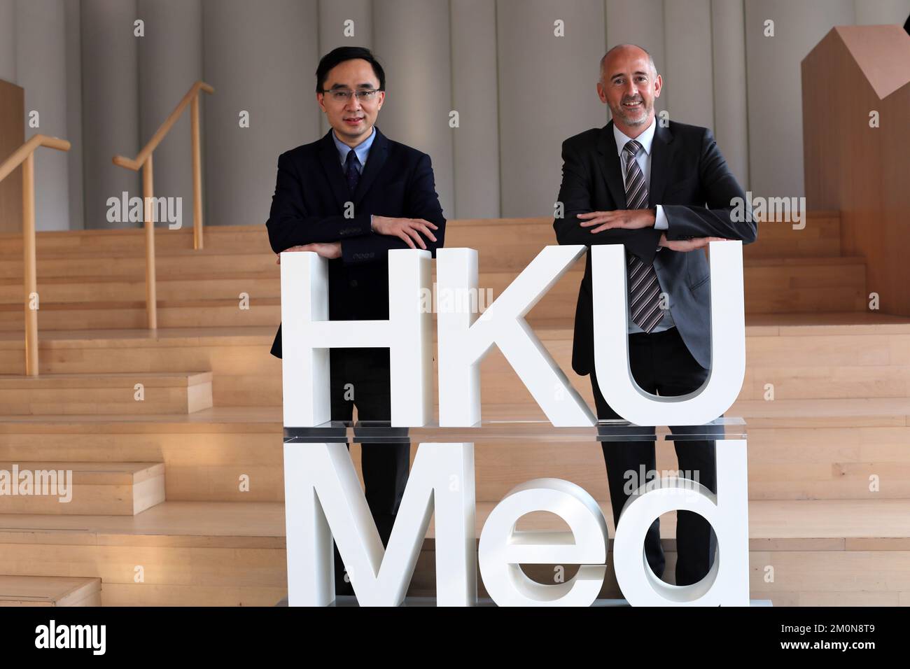 Dr. Victor Lee Ho-Fun (left), Principal Investigator of Queen Mary ...