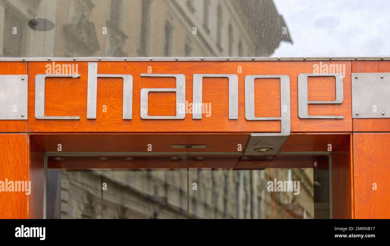 Foreign currency exchange 2022 hi-res stock photography and images - Alamy