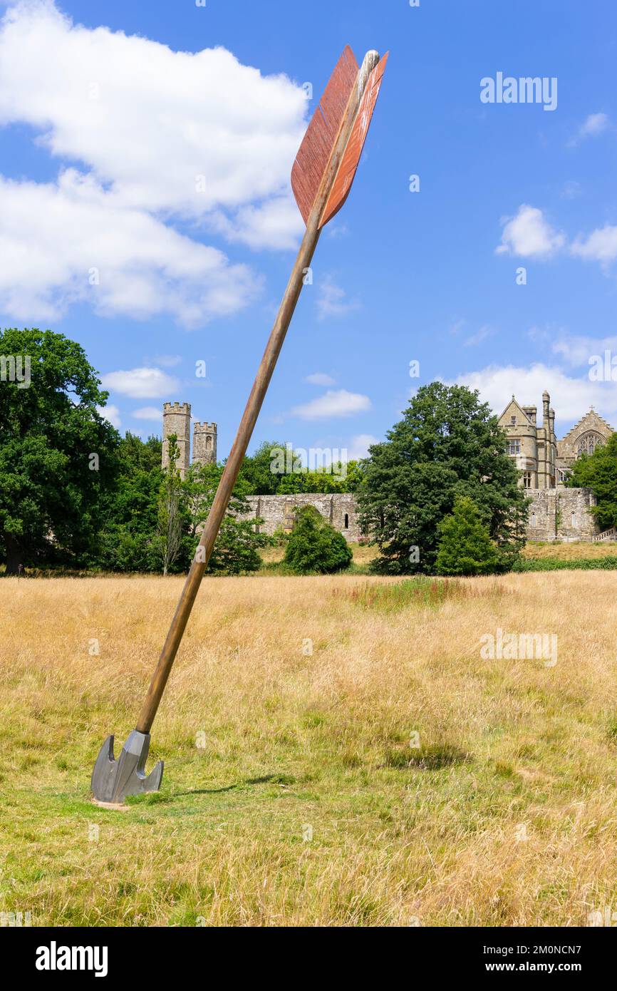 Battle East Sussex Wooden arrow sculpture on the 1066 Battle of ...