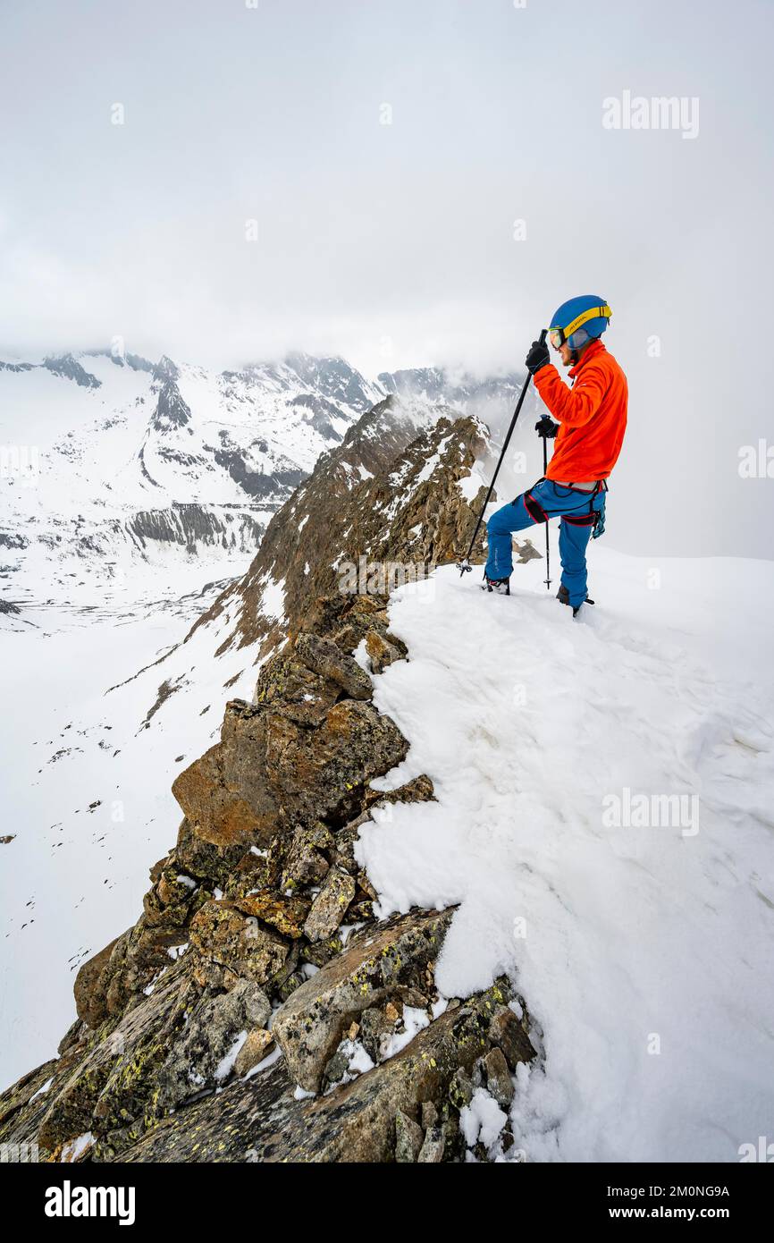 Ski tourers on rocky ridge with snow, Obere Kräulscharte, view to Inner ...