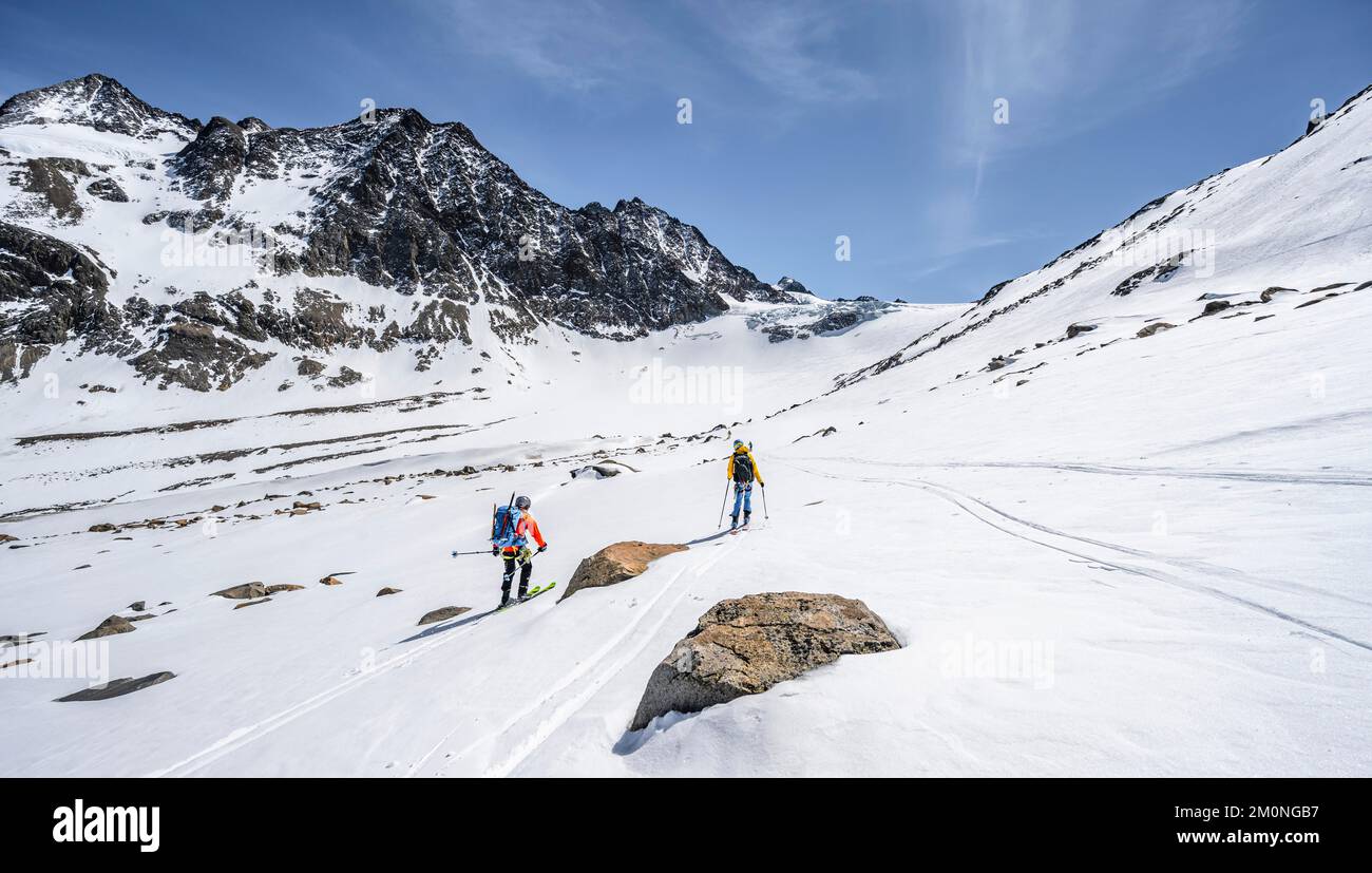 Ski tourers on the descent at Verborgen-Berg Ferner, Alpeiner Ferner in ...