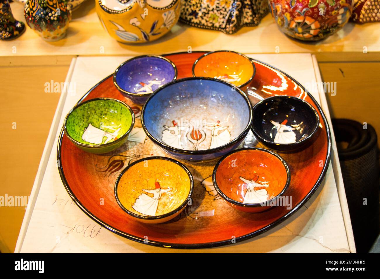 Traditional Turkish ceramic plates in bazaar Stock Photo - Alamy