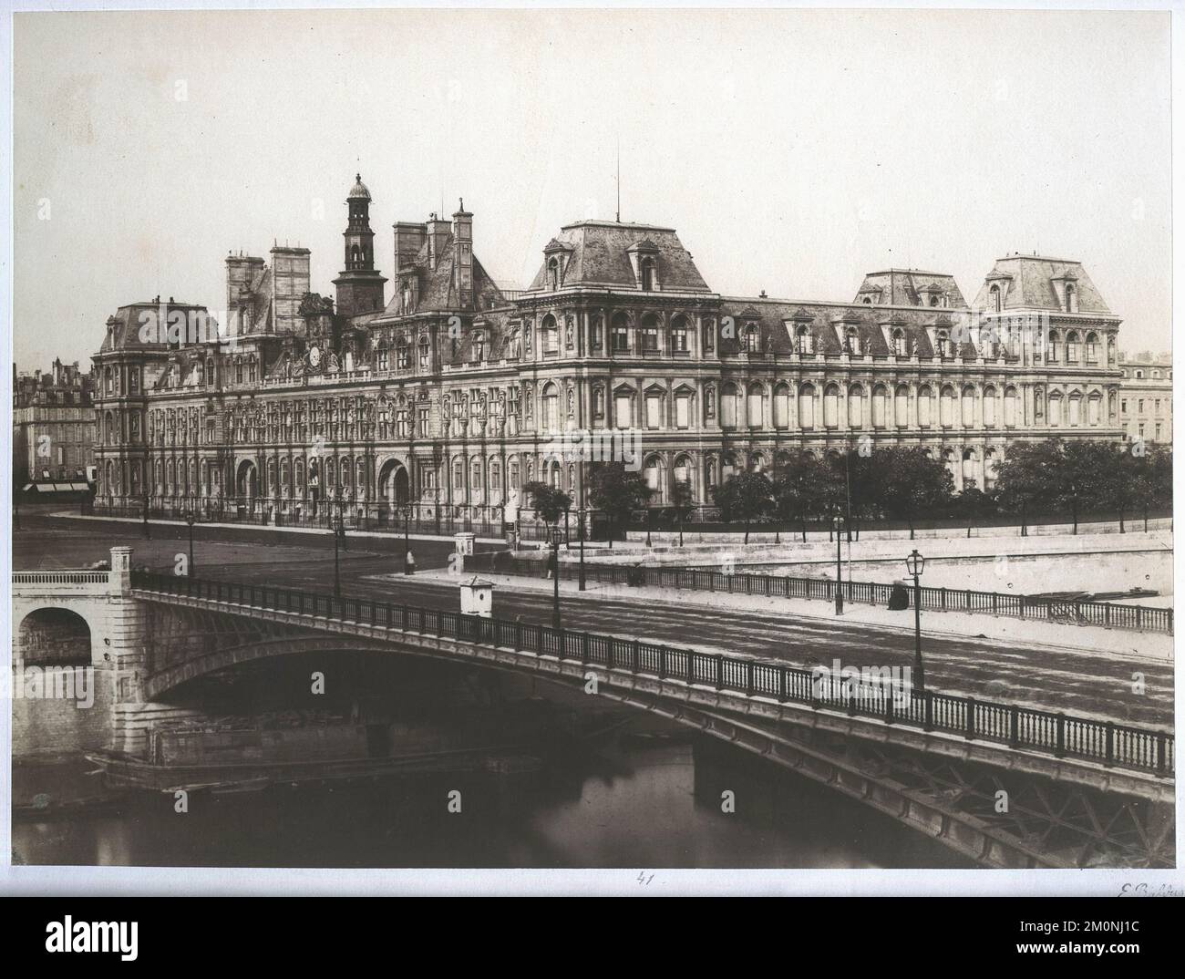 Exterior view of the Hôtel de Ville and Pont d'Arcole, Paris, France ...