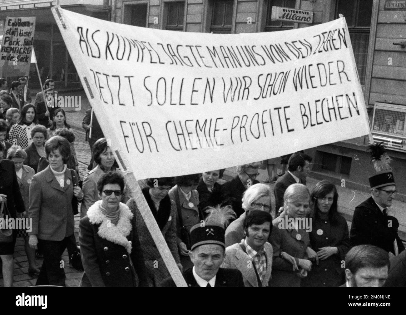 2000 workers, employees and relatives demonstrated in Wuppertal on 18.4 ...