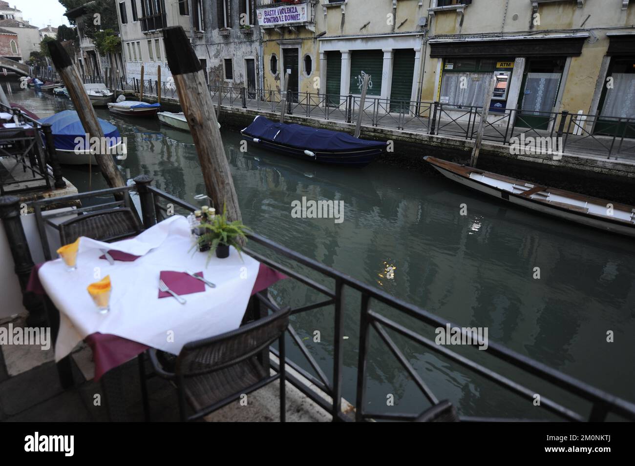 Floating restaurant italy hi-res stock photography and images - Alamy
