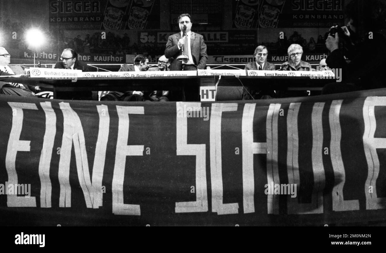 The Education and Science Union (GEW) demonstrated for an improvement ...