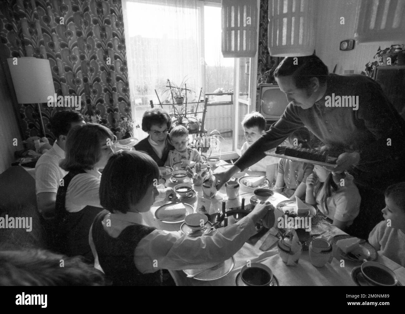 Life and everyday life in the GDR from 1.4. to 10.4.1974.families ...