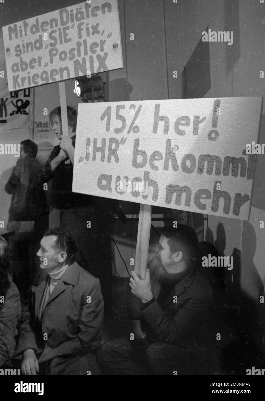 Workers and employees of the German Postal Workers' Union (DPG ...