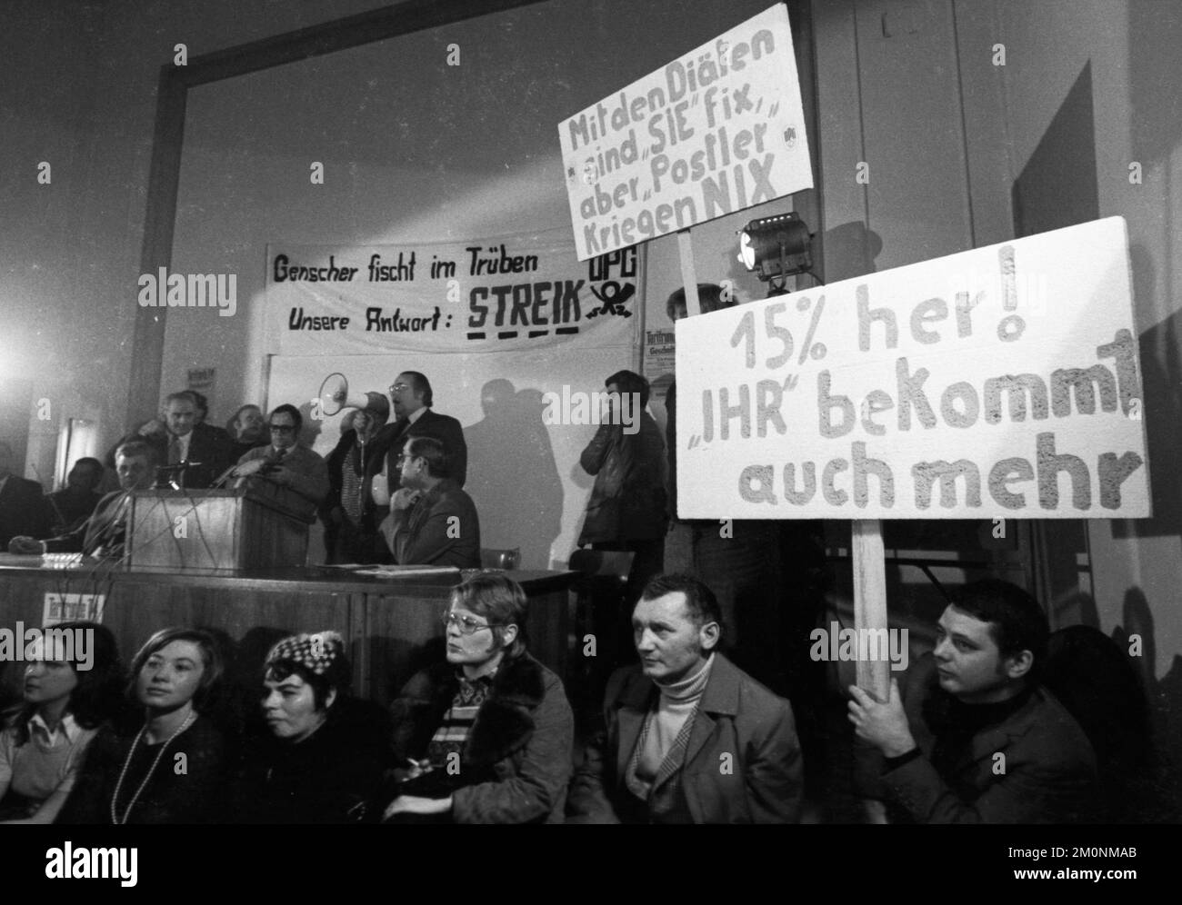 Workers and employees of the German Postal Workers' Union (DPG ...