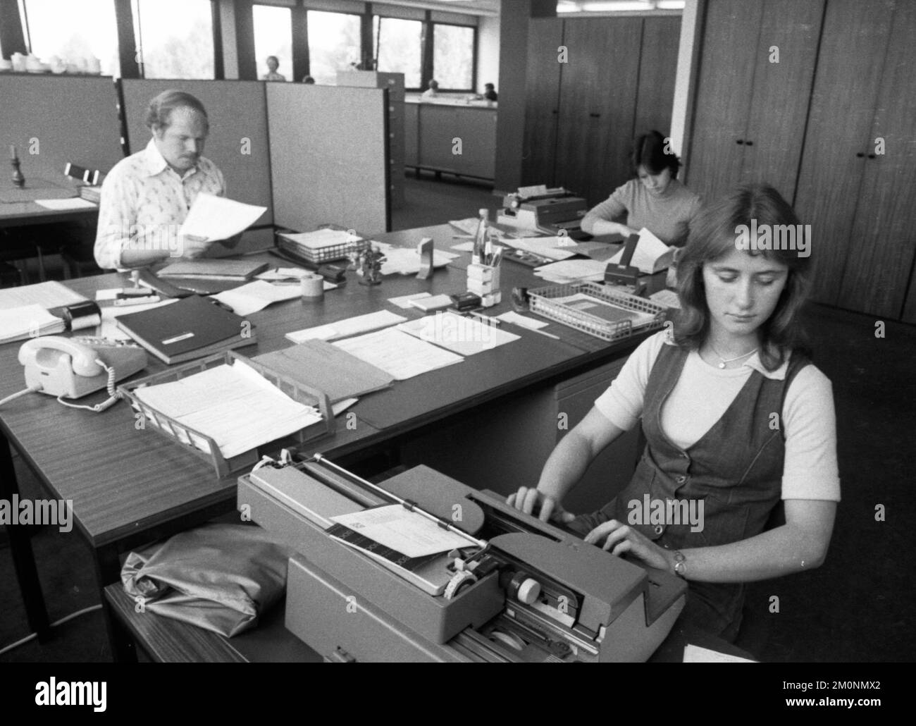Employee in an accounting department on 24.0.1976 at Coop in Dortmund ...