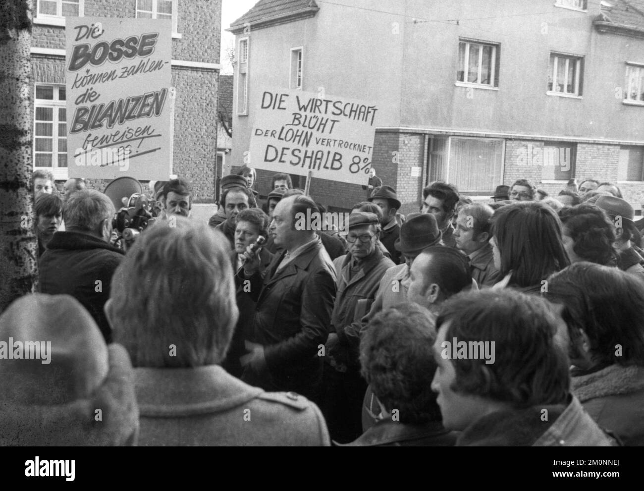 Workers of the Düsseldorf metal industry demonstrated on 11.2.1976 for ...